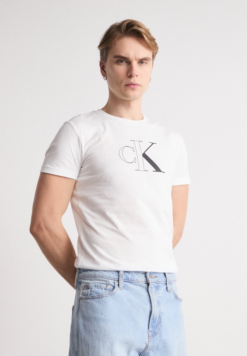 Calvin Klein Jeans OUTLINE MONOLOGO TEE - T-shirt imprimé - bright white/blanc - ZALANDO.FR