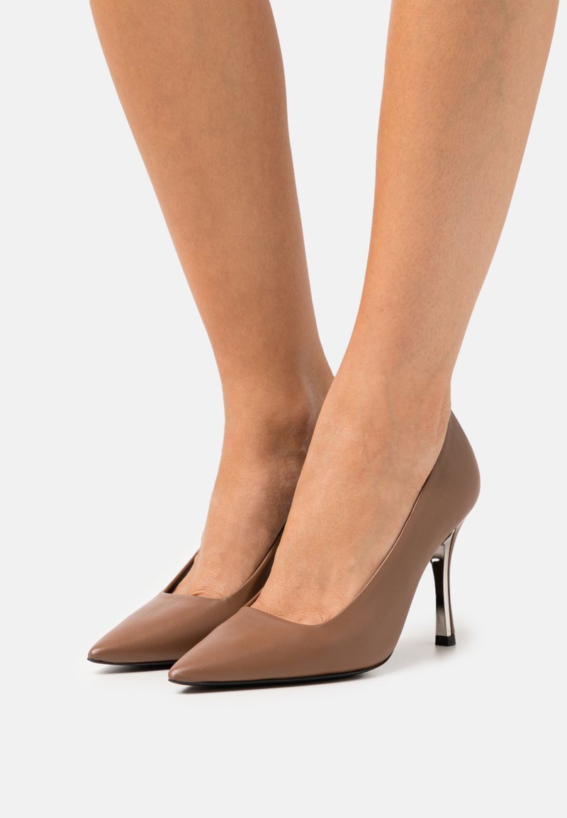 Furla CODE DECOLLETE - Classic heels - cognac - Zalando.de