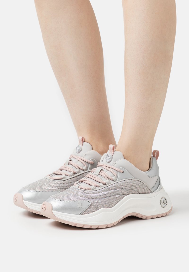 MICHAEL Michael Kors DARA TRAINER - Sneakers - aluminum/silverfärgad ...