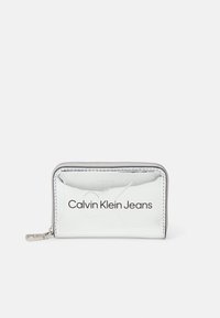 Calvin Klein Jeans SCULPTED ZIP AROUND - Monedero - silver-coloured ...