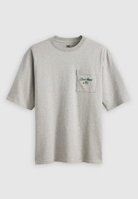 Levi's® HALF SLEEVE - Nyomott mintás póló - midtone heather grey/foltos ...