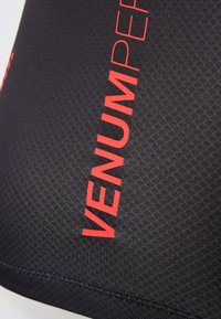 Venum QUETZAL RASHGUARDS - Aluspaita - black/fury red/tangerine/musta ...