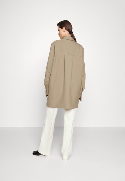 BITE Studios TWISTED CUFF OVERSHIRT - Blusa - light green/marrón topo - Zalando.es