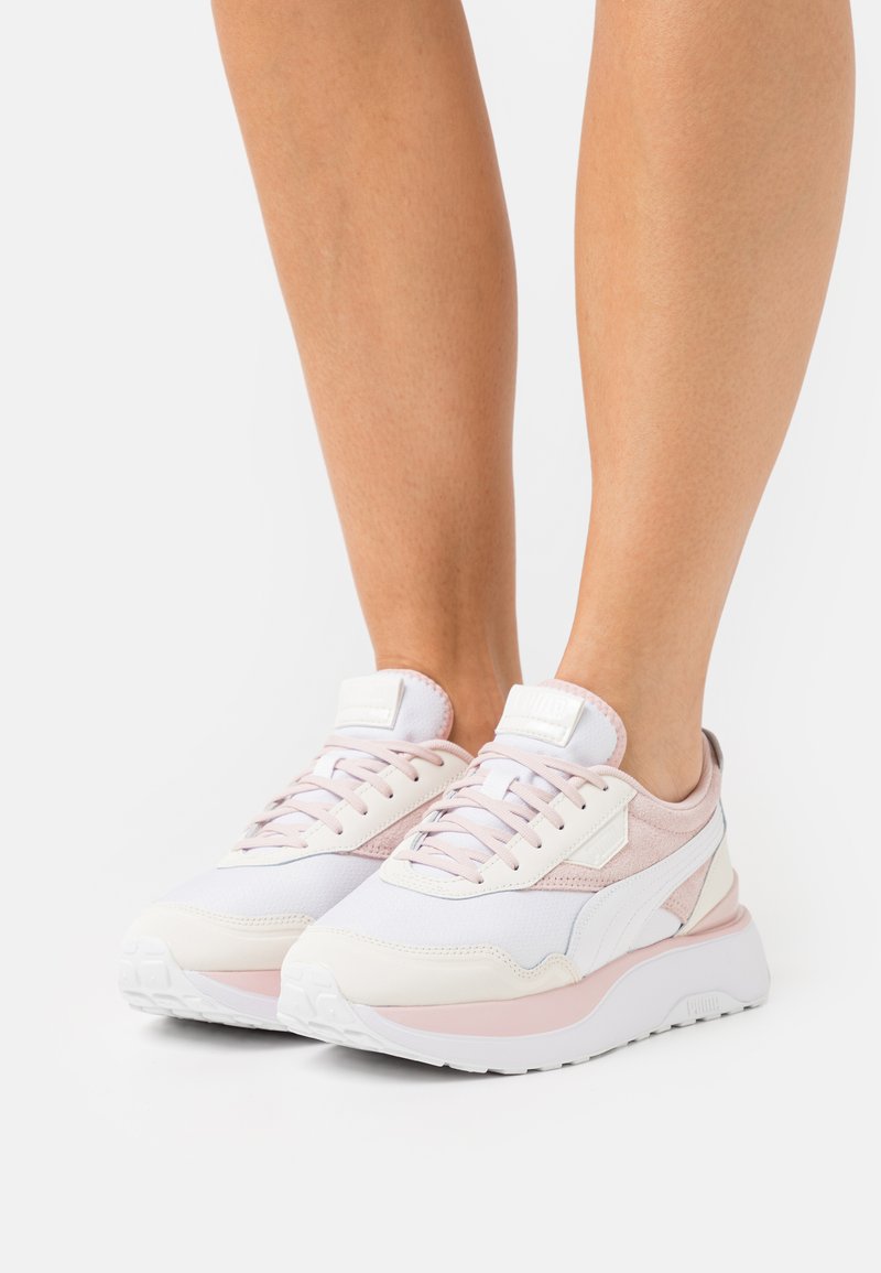 Puma CRUISE RIDER SOFT - Sneaker low - white/ivory glow/lotus/weiß ...