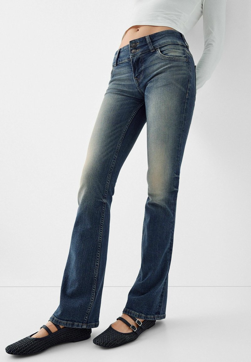 Bershka Džíny Bootcut - blue denim/modrý denim - Zalando.cz