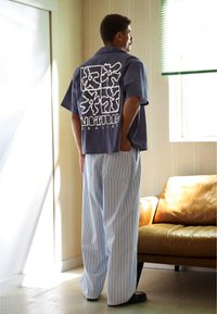 Bershka BOXY PRINT FLOCK - SHIRT - Shirt - royal blue - Zalando
