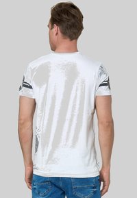 Rusty Neal MIT FRONT LOGO - T-Shirt print - weiß - Zalando.de