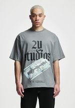 2Y Studios RAZOR - T-Shirt print - washed grey/grau - Zalando.de