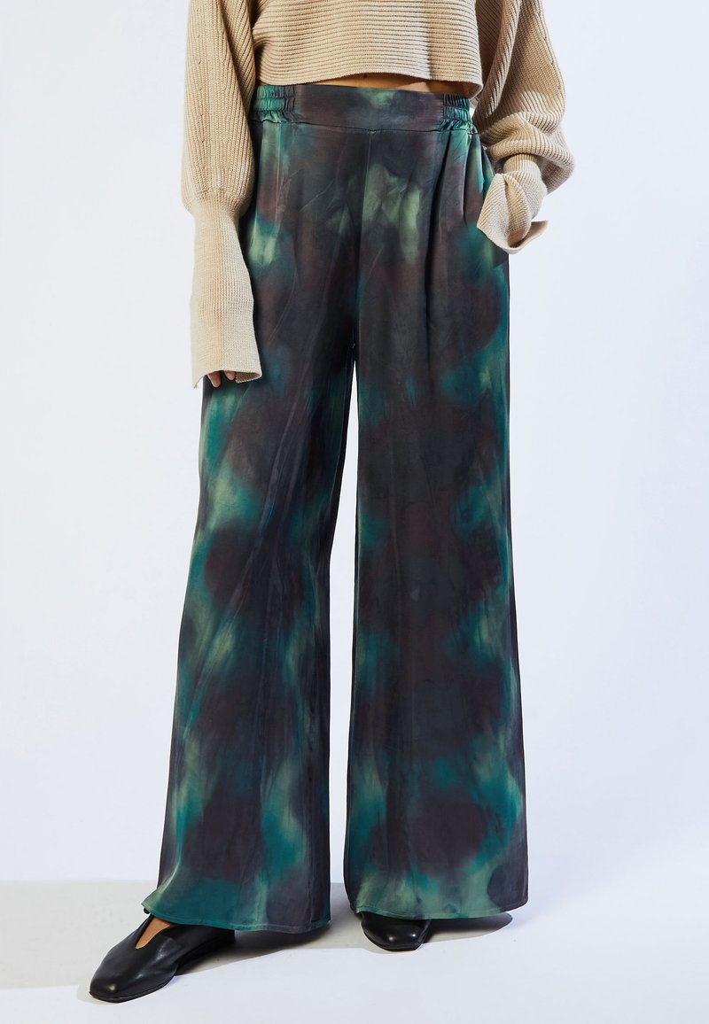 Rodier LOOSE FITTING PANTS IN TYE AND DYE SATIN. - Pantalon classique ...