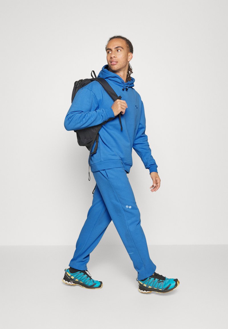 pinqponq UNISEX - Pantalon de survêtement - cornflower blue/bleu - ZALANDO.FR