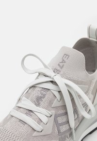 EA7 Emporio Armani ALTURA UNISEX - Sneaker low - oyster mushroom/grau - Zalando.de
