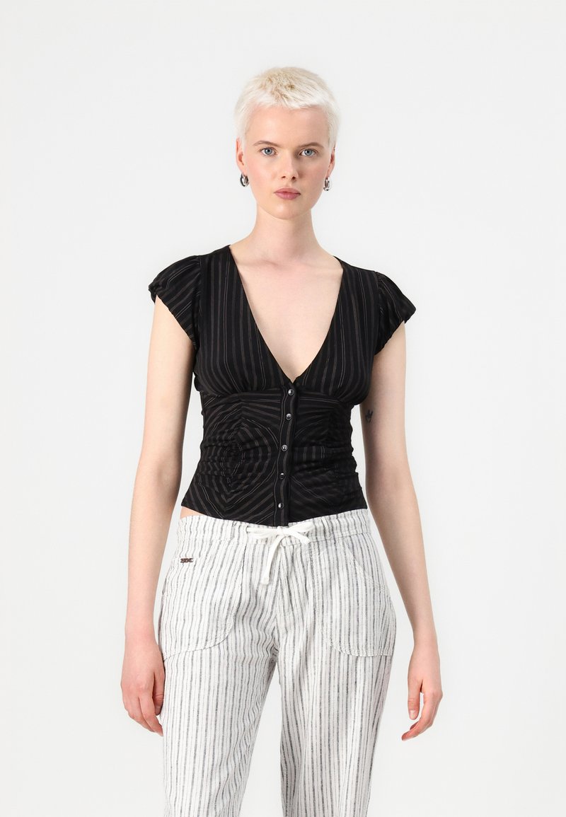 BDG Urban Outfitters PENNY RUCHED SHIRT - Skjorte - black/svart ...