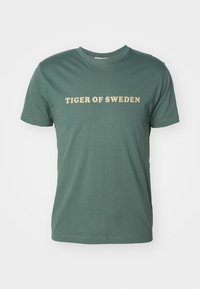Tiger of Sweden DILLAN - Print T-shirt - old car green/dark green ...