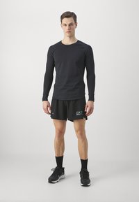 EA7 Emporio Armani TOP PERFORMER SHORTS - kurze Sporthose - black/schwarz - Zalando.ch