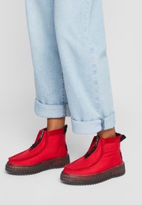 Clarks TORHILL ZIP. - Mocasines - red/rojo - Zalando.es
