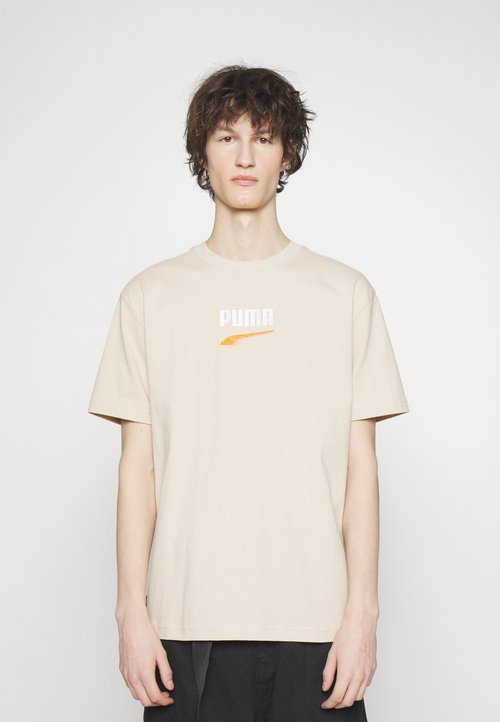 Puma DOWNTOWN GRAPHIC TEE - Printtipaita - dusty tan/beige - Zalando.fi