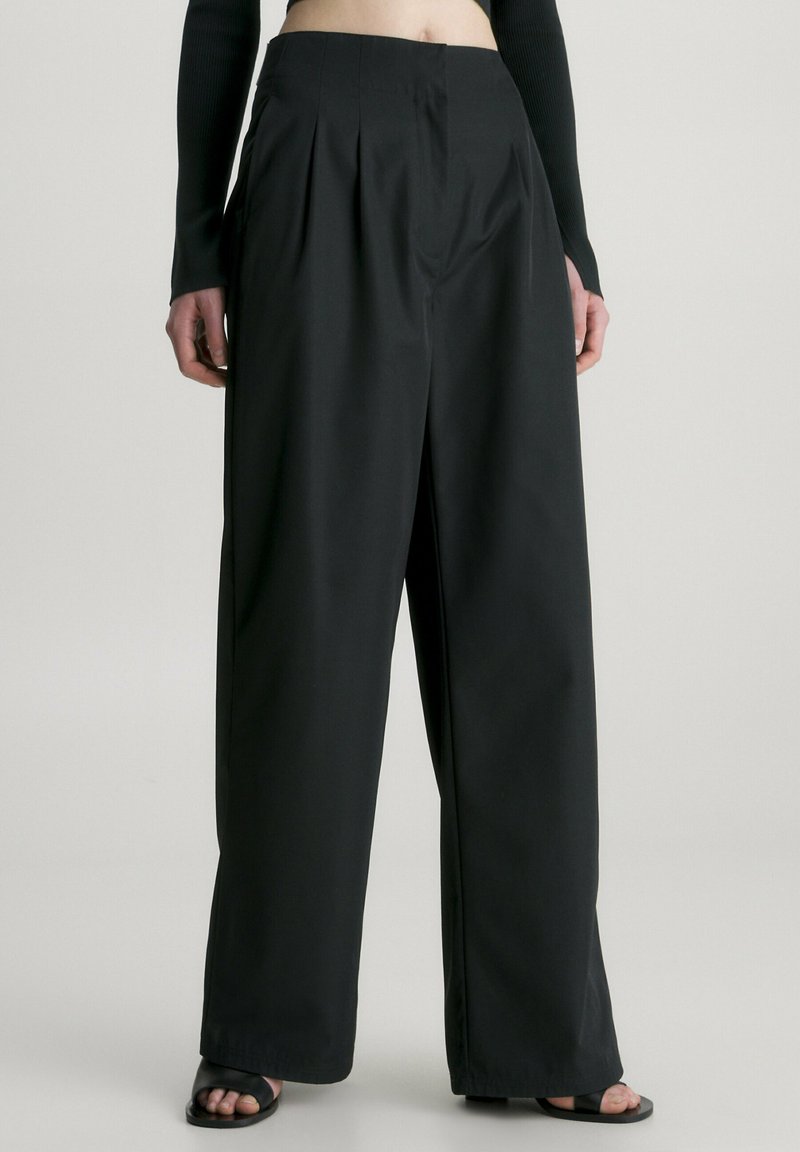 Calvin Klein Jeans HIGH RISE WIDE LEG - Pantalon classique - ck black ...