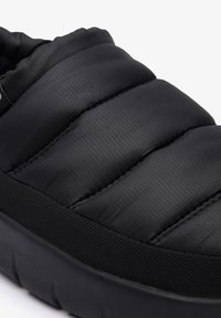 Lacoste SERVE - Slipper - blk blk/schwarz - Zalando.de