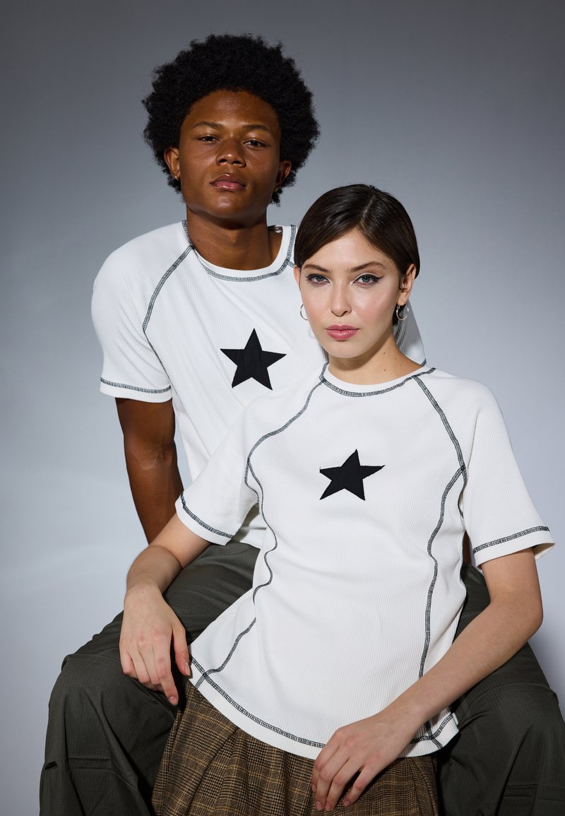 YOURTURN UNISEX - T-shirt z nadrukiem/mleczny - Zalando.pl