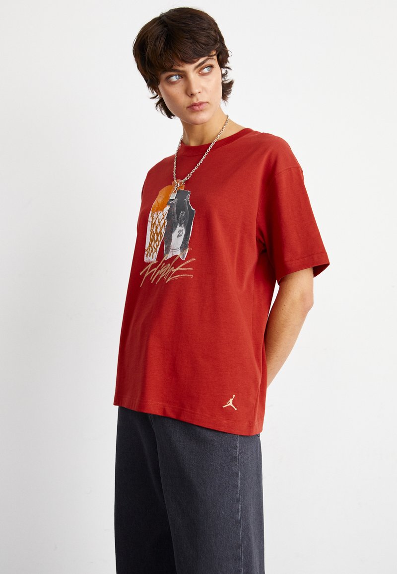 Jordan COLLAGE TEE - T-shirts med print - dune red/(brown)/rød - Zalando.no