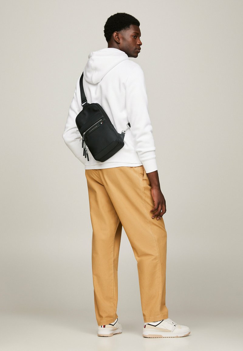 Tommy Hilfiger URBAN SLING - Umhängetasche - black/schwarz - Zalando.at