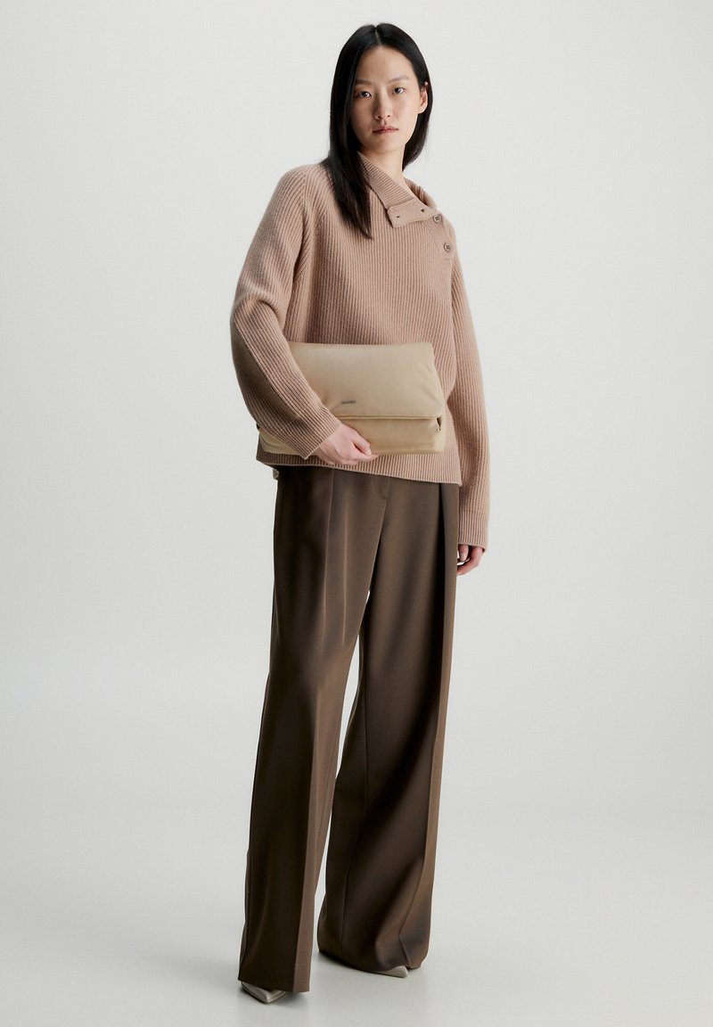 Calvin Klein PUFFED SHOULDER - Across body bag - silver mink/beige ...