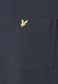 Lyle & Scott POCKET - Basic T-shirt - dark navy/dark blue - Zalando.co.uk