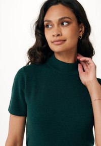 Mexx SS LAURA BASIC TURTLE NECK - Camiseta básica - dark green/verde ...