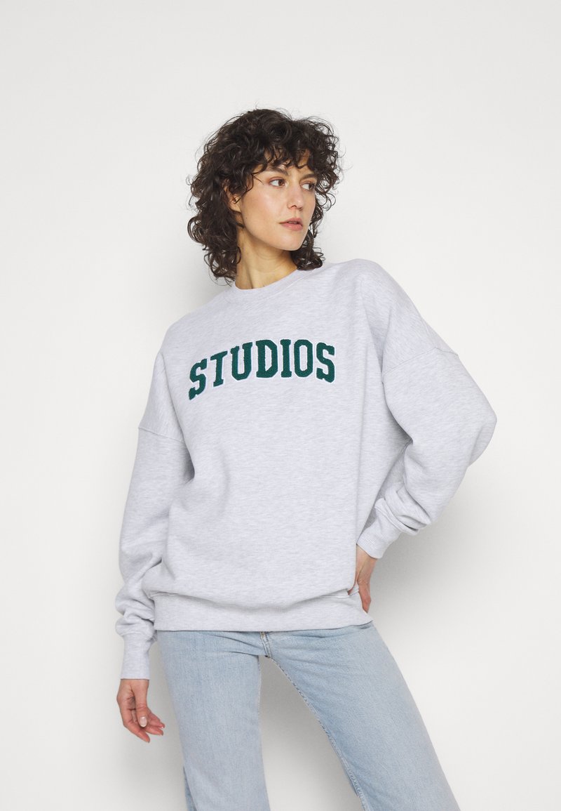 Nicki Studios CREWNECK - Mikina - grey melange/šedá - Zalando.cz