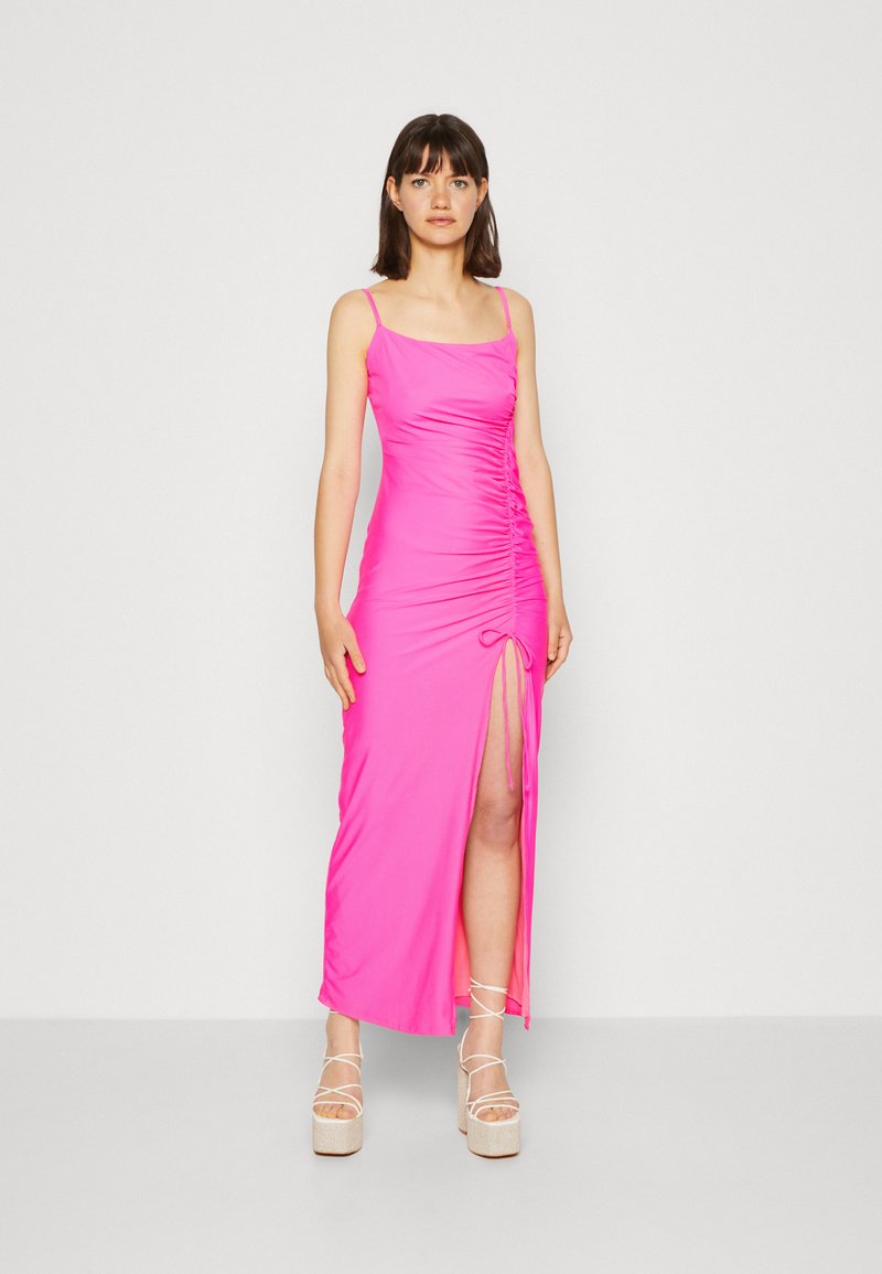 Good American RUCHED SLIP MAXI DRESS - Vestido ligero - neon pink ...