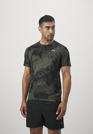 Puma FIT TAPED TEE - Sport T-Shirt - eucalyptus/grün - Zalando.at