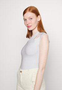 Weekday ZARI ASSYMETRIC - Top - white/weiß - Zalando.ch
