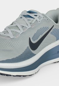 Nike Performance VOMERO UNISEX - Road running shoes - grey fog/dark ...