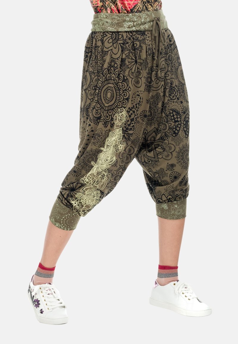Koroshi PRINTED SEMIBAGGY PIRATE - Tracksuit bottoms - khaki - Zalando.de