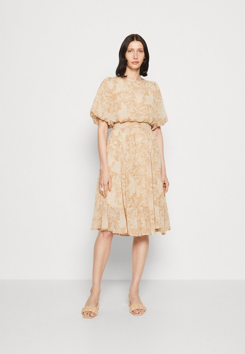 La Strada Unica CLEO DRESS - Freizeitkleid - sandshell/tobacco brown ...