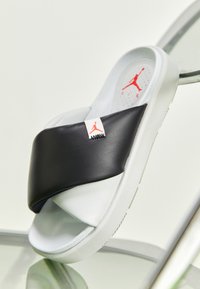 Jordan JORDAN SOPHIA SLIDE - Mules - off white/infrared/black/white ...