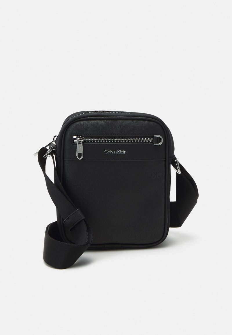 Calvin Klein ELEVATED REPORTER UNISEX - Bandolera - granite/gris ...