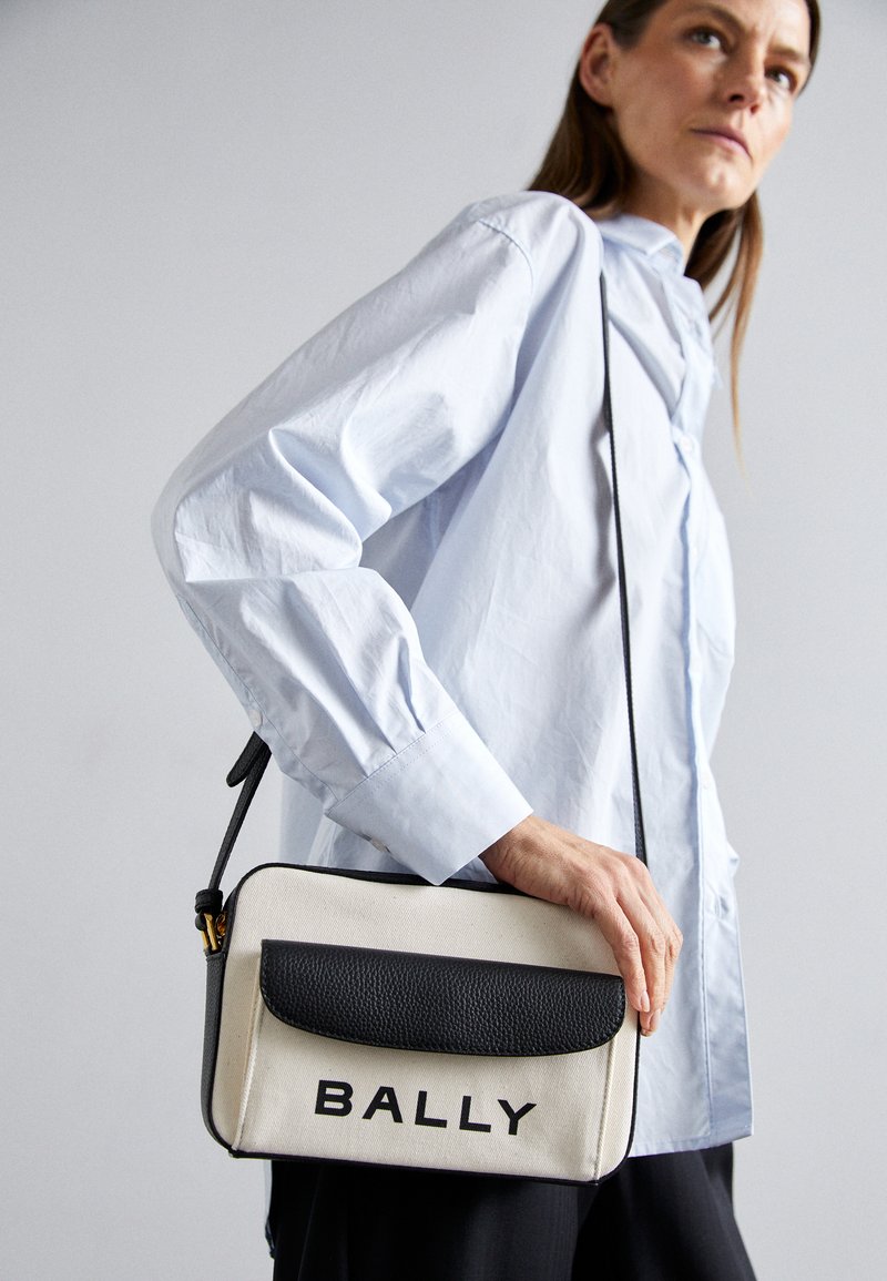 Bally BAR DANIEL - Across body bag - natural/black/oro/white - Zalando ...