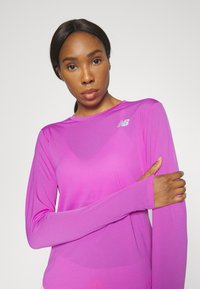 New Balance ACCELERATE LONG SLEEVE - Camiseta de manga larga - cosmic ...