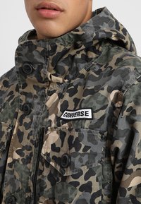 Converse UTILITY JACKET - Leichte Jacke - dusky green/dunkelgrün ...
