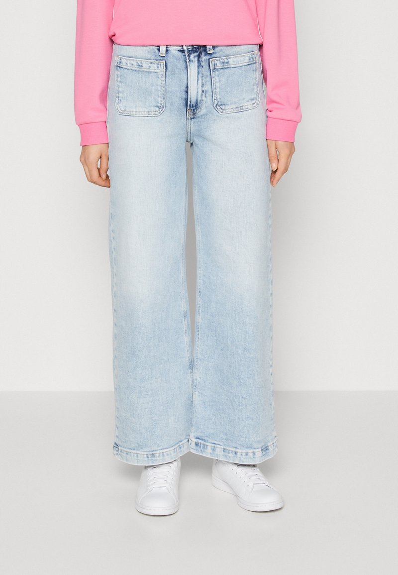 GAP HIGH RISE STRIDE ANKLE OSMOND - Relaxed fit jeans - light indigo ...