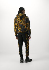 Versace Jeans Couture CONTRAST - Zip-up sweatshirt - black/gold ...
