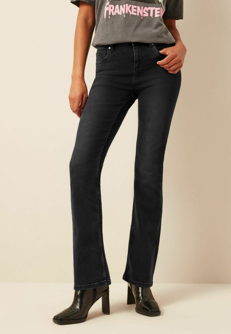 Next SUPER SOFT STANDARD - Bootcut jeans - washed black/zwart - Zalando.be