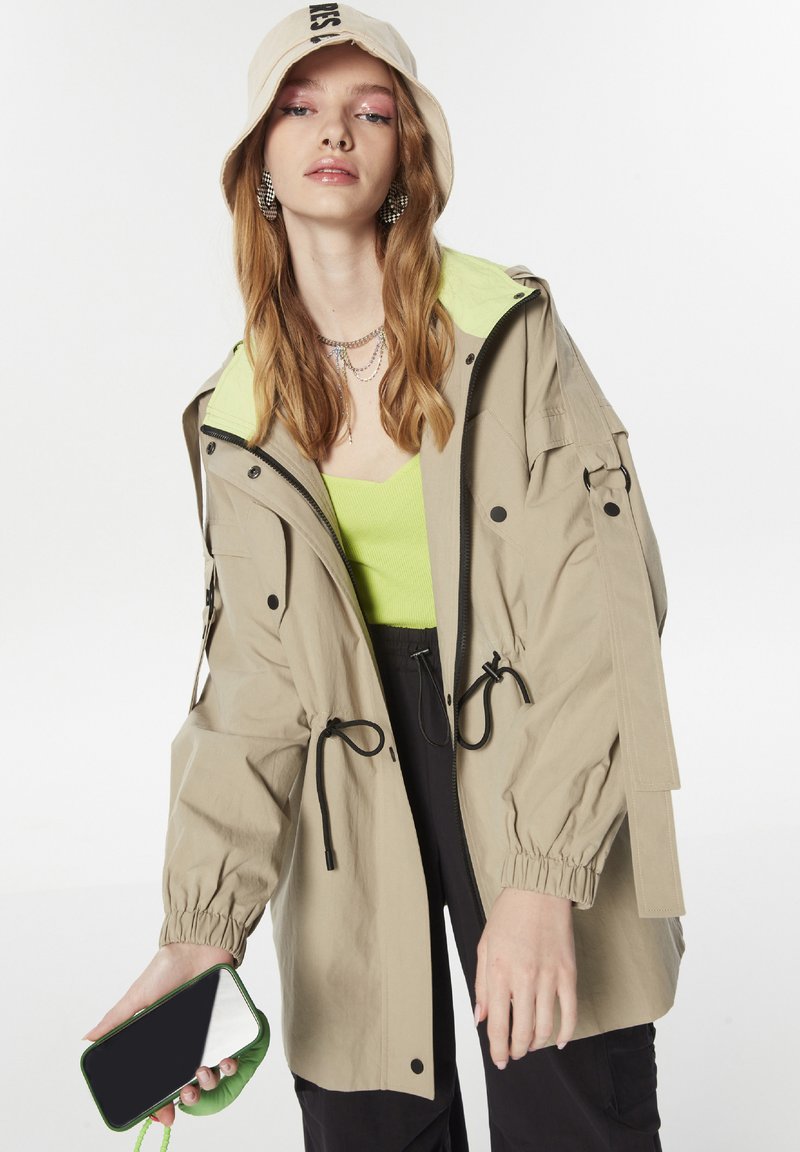 Twist RELAXED FIT COLORBLOCK ADJUSTABLE WAIST - Parka - stone/piedra ...