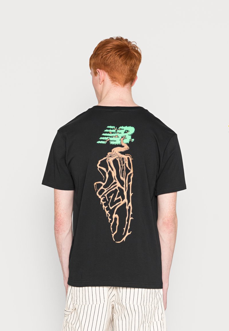New Balance ESSENTIALS ROOTS GRAPHIC TEE - Print T-shirt - black ...