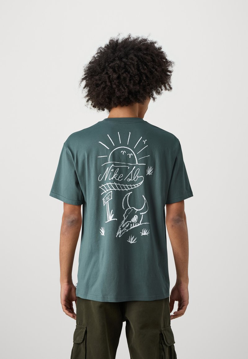 Nike SB TEE TRAIN MONIKER - T-shirt print - vintage green/donkergroen ...
