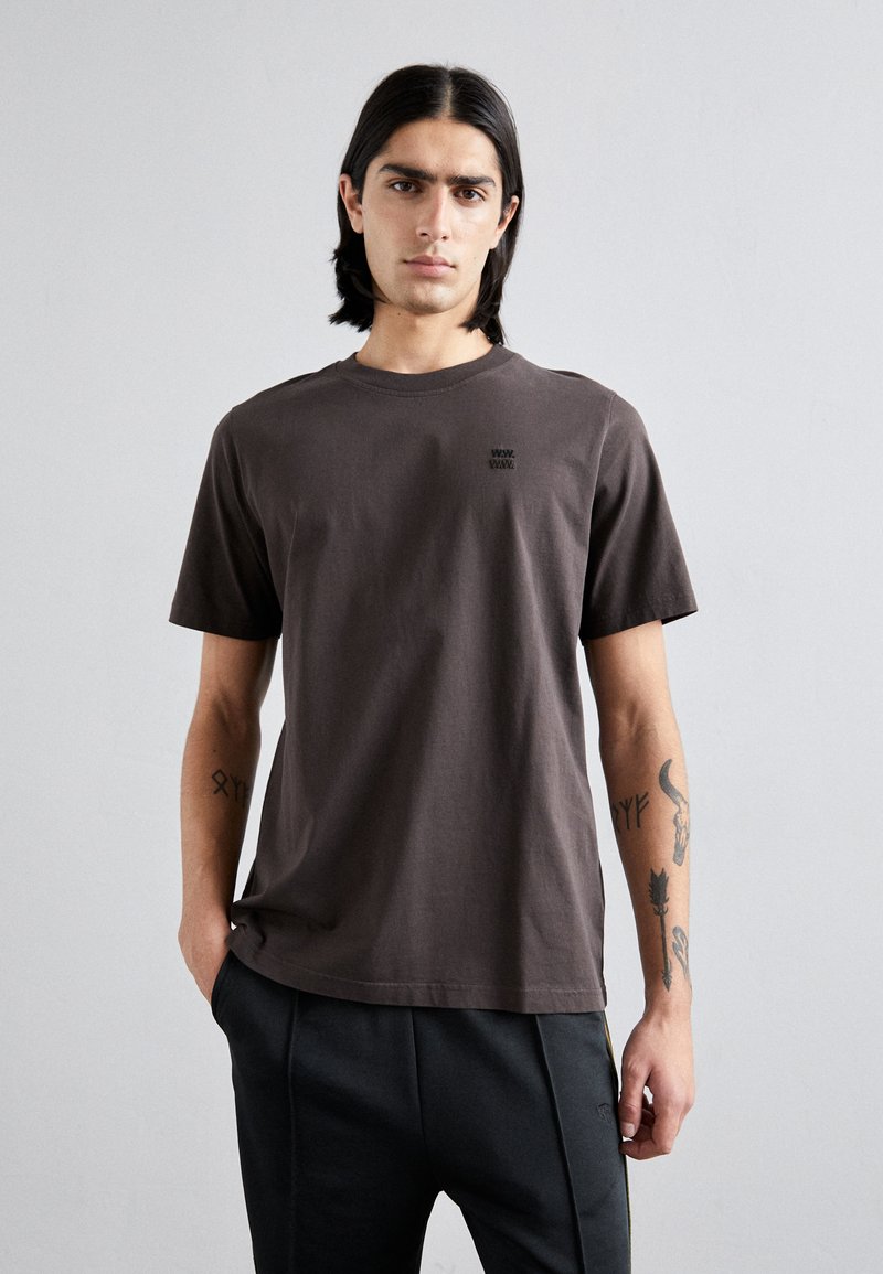 Wood Wood BOBBY DOUBLE LOGO - Basic T-shirt - brown chocolate/dark ...