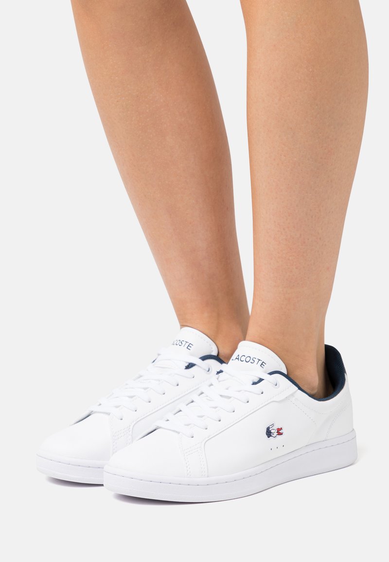 Lacoste CARNABY PRO - Sneaker low - white/navy/red/weiß - Zalando.ch