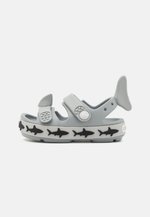 Crocs CROCBAND CRUISER SHARK UNISEX - Pool slides - light grey/grey ...