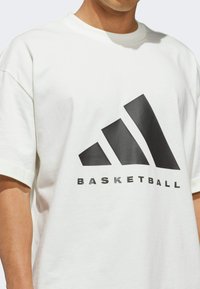 adidas Performance TEE - T-shirt con stampa - off white black/avorio ...